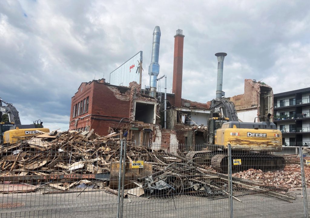 Sainte-Marie: l'usine Baronet démolie - Beauce Média